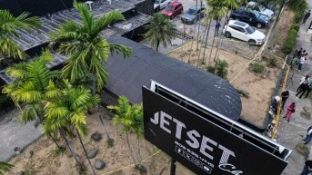 Vista aérea muestra la zona limpiada por el derrumbe del tejado de la ...