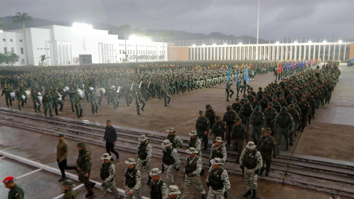 Maduro ordena ejercicios militares con 150 mil soldados para la defensa ...