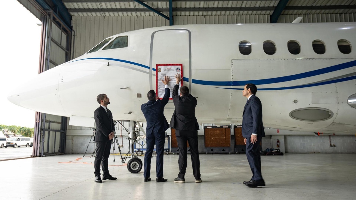 EE. UU. confisca un avión del régimen de Maduro en República Dominicana ...