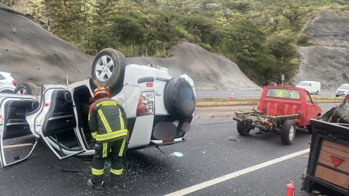 Un nuevo accidente en la vía a Guayllabamba deja un vehículo volcado y ...