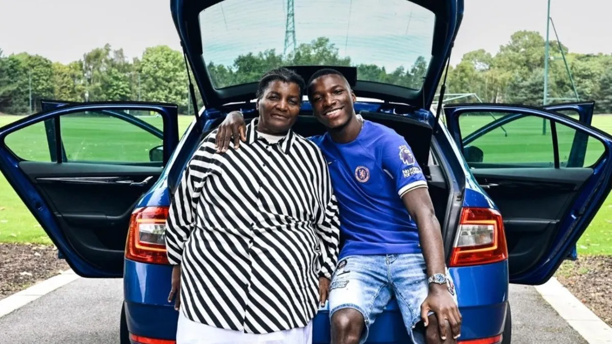 El emotivo regalo de Moisés Caicedo a su madre, tras salir campeón con ...