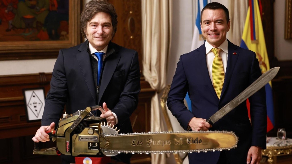 Daniel Noboa posa con un machete junto a Javier Milei y su motosierra ...