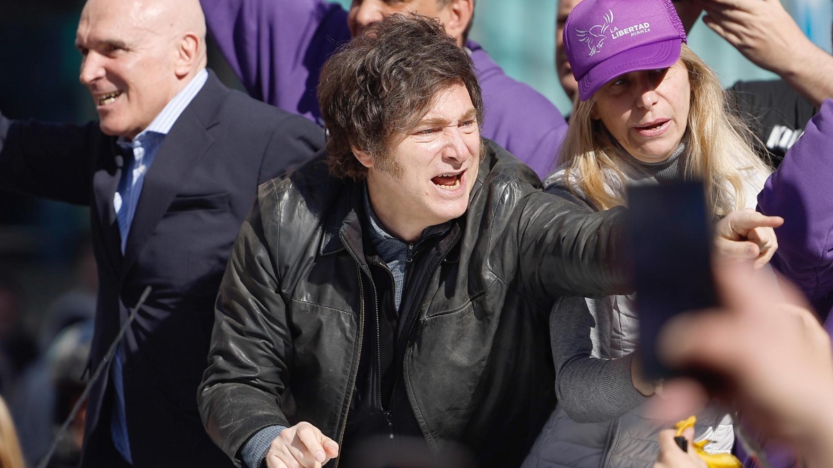 Javier Milei fue evacuado de un acto electoral por incidentes con ...