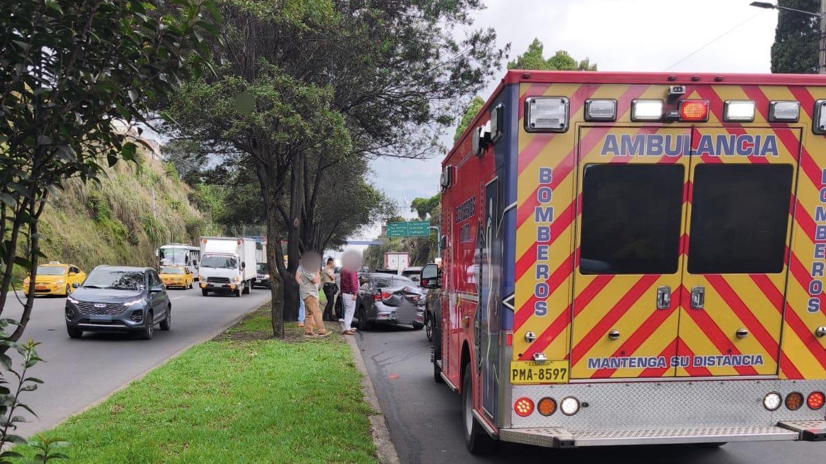 Quito | Cierre parcial en la av. Simón Bolívar por un choque múltiple ...