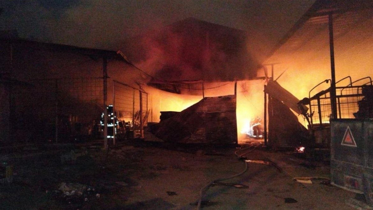Un voraz incendio destruyó un taller mecánico en el sur de Quito | Ecuavisa