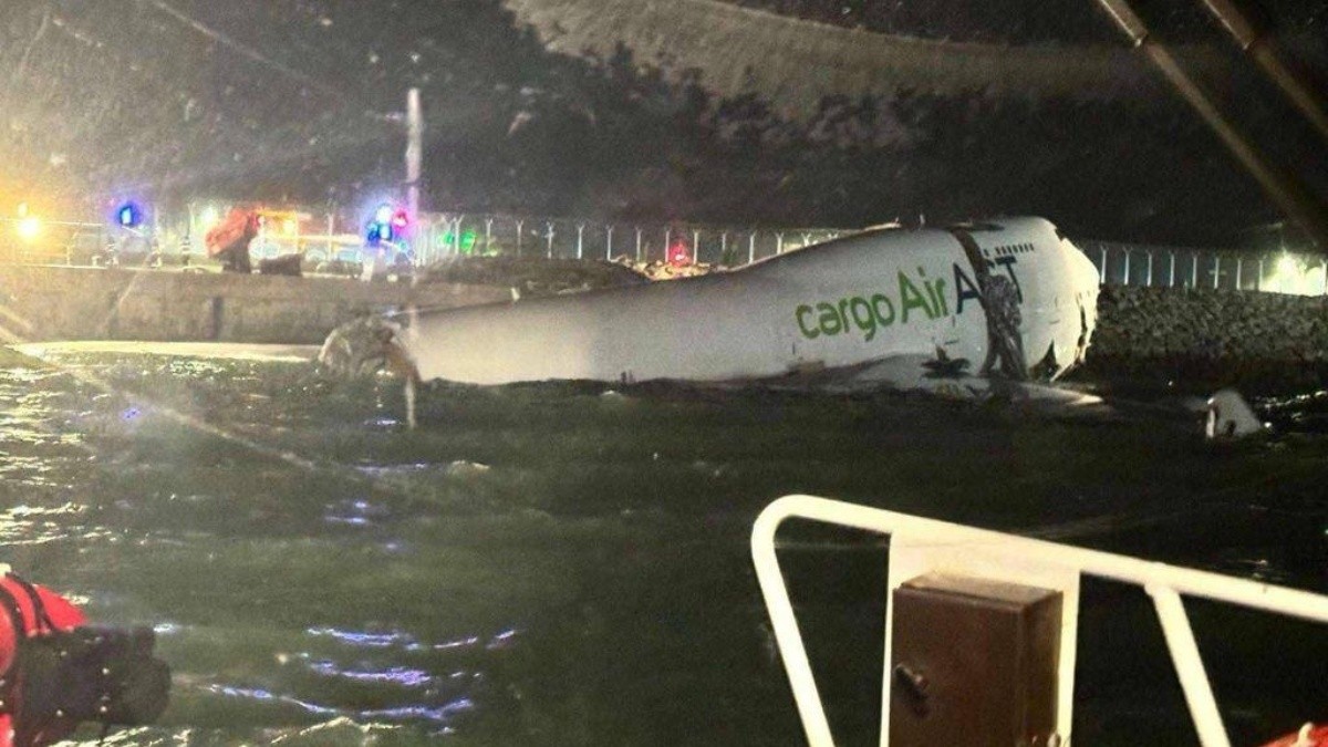 Avión de carga se sale de pista en Hong Kong y cae al mar | Ecuavisa