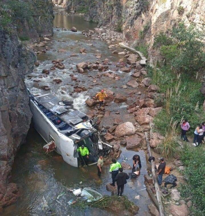 Un bus con deportistas cayó a un río y cuatro personas murieron en el ...