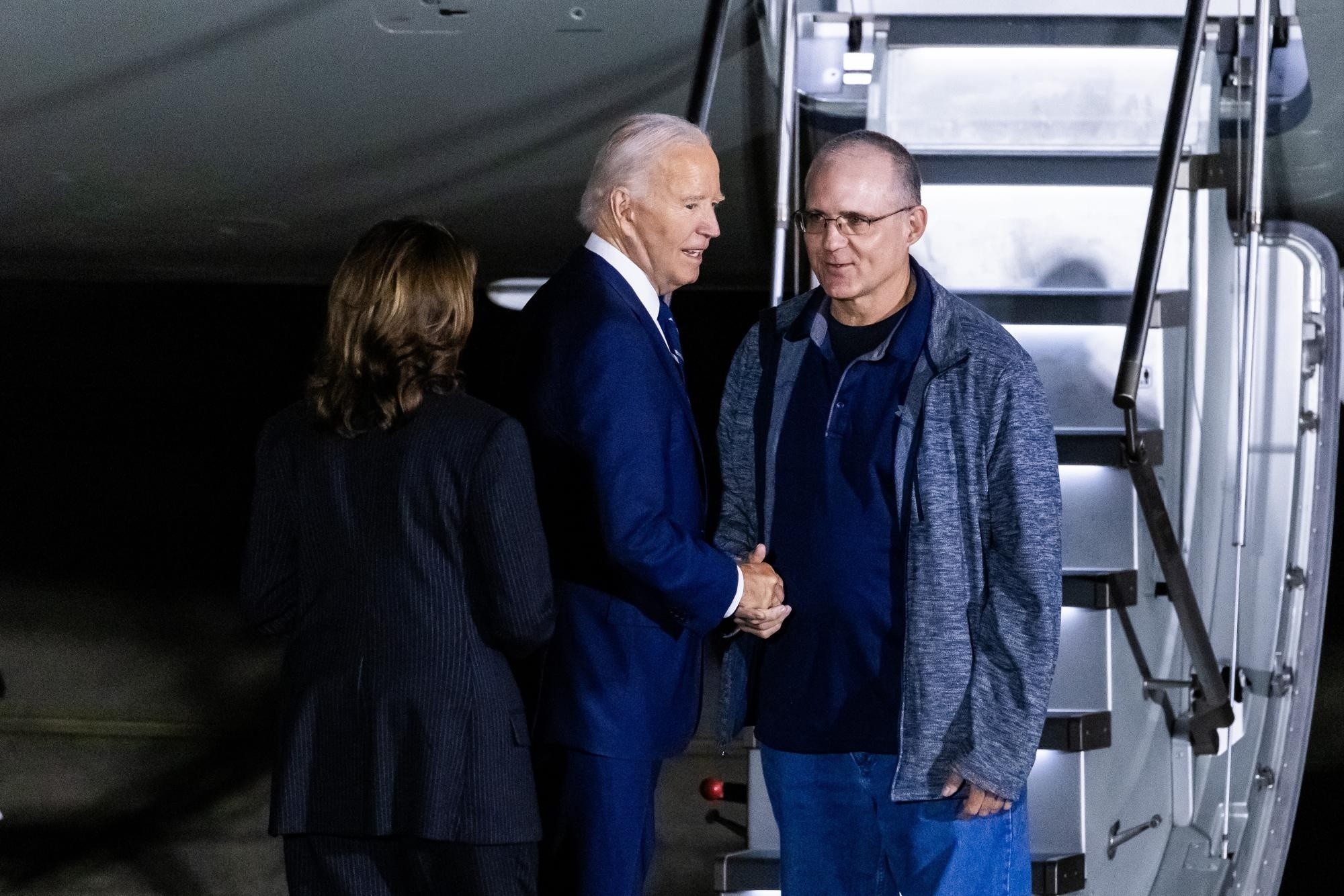 Biden y Harris reciben a tres estadounidenses liberados por un ...