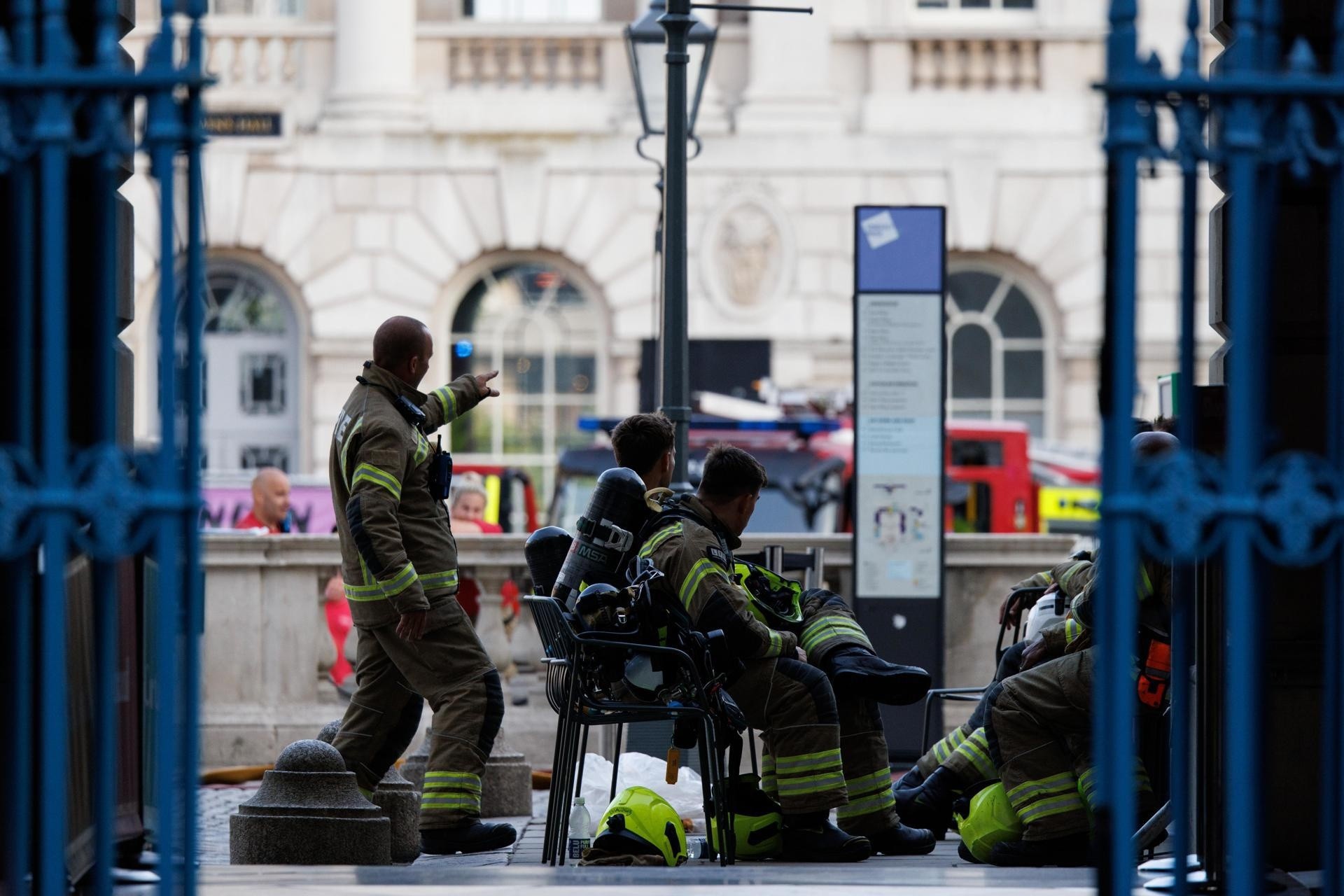 Cien bomberos se enfrentaron a un incendio en un edificio histórico de ...