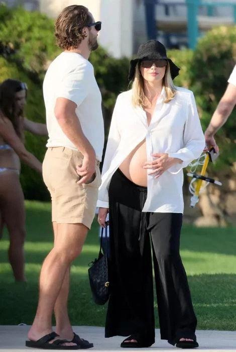 Margot Robbie durante sus vacaciones en Cerdeña lució su embarazo ...