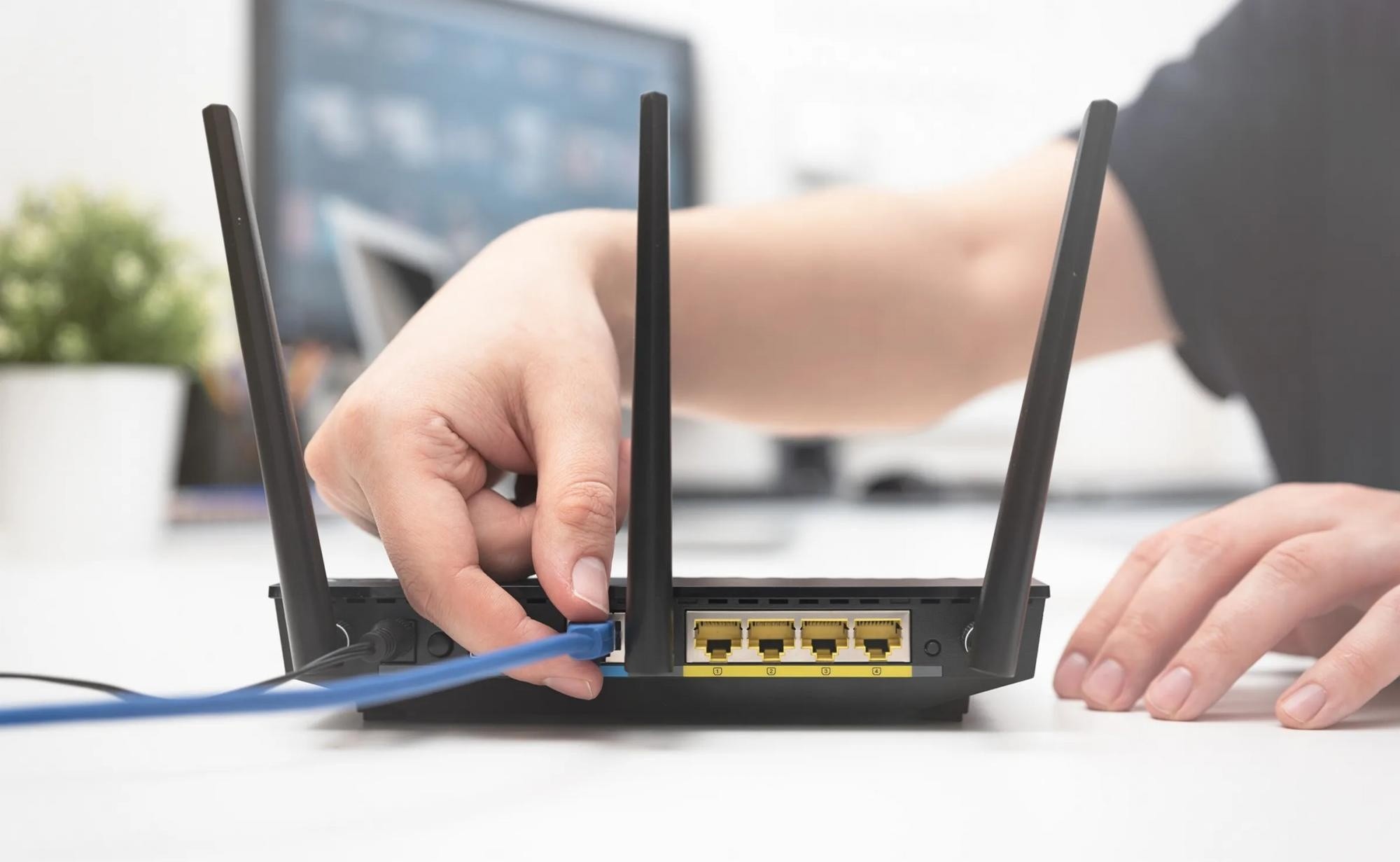 Los tres dispositivos que nunca deben estar cerca del router porque ...