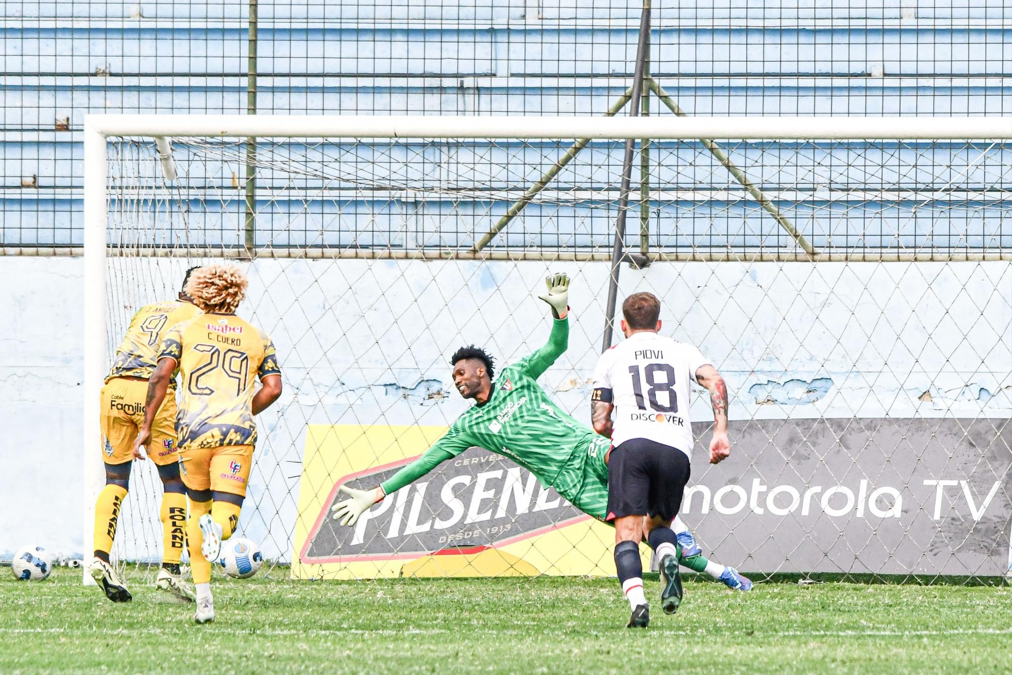 Delfín, con tres penales, derrotó a Liga de Quito, que dejó ser el ...