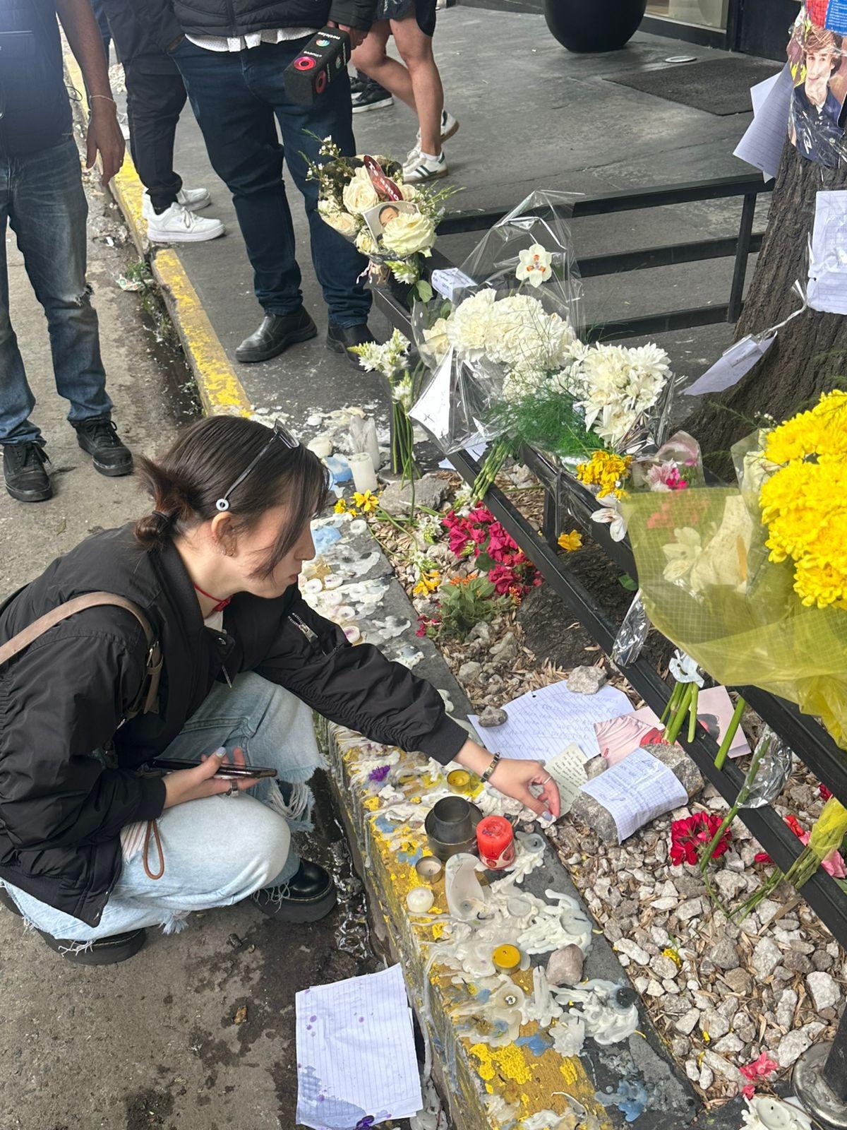 El altar a Liam Payne fuera del hotel donde falleció en Argentina, en ...