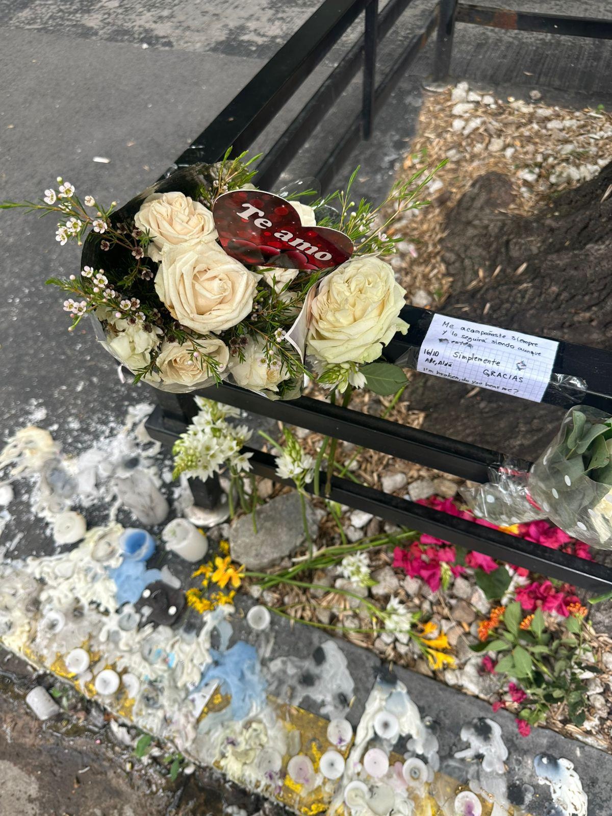 El altar a Liam Payne fuera del hotel donde falleció en Argentina, en ...