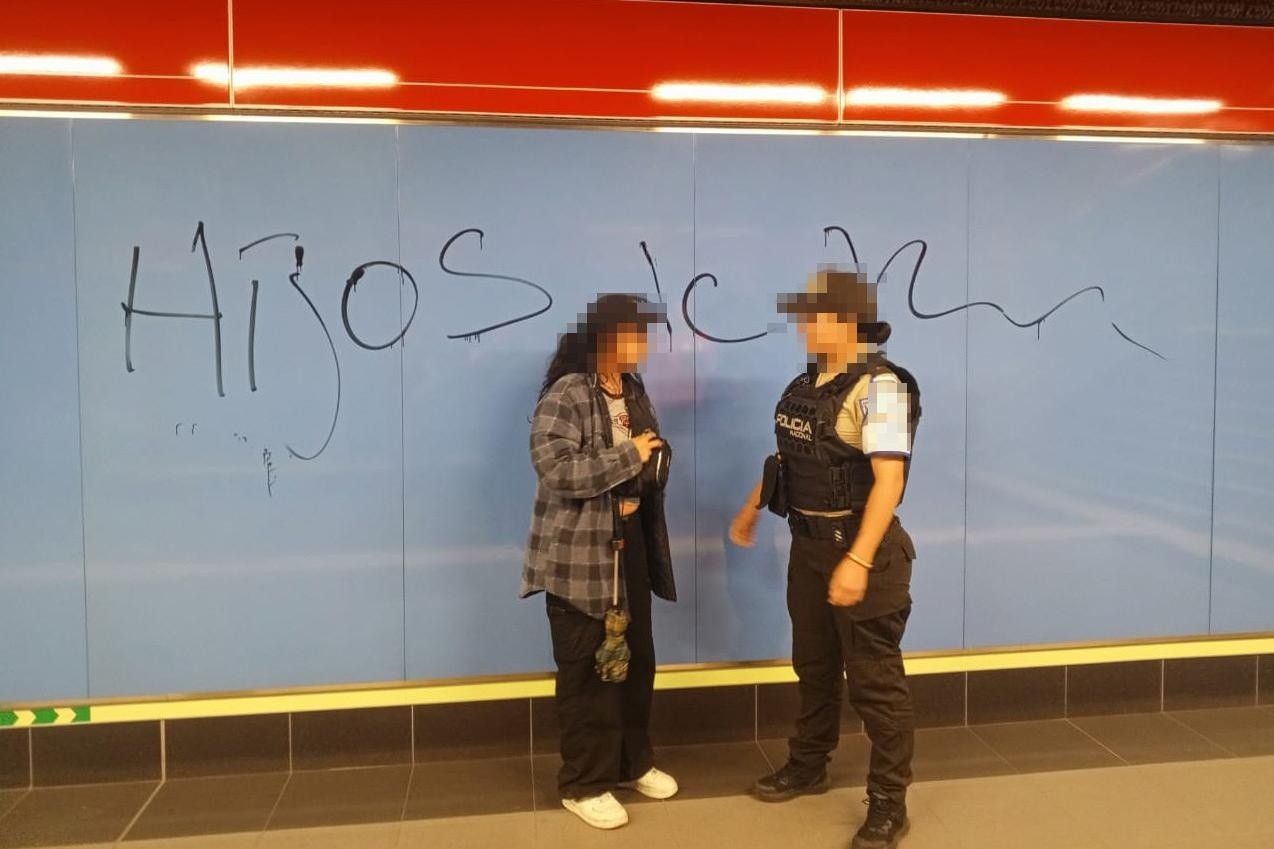 Metro de Quito: una mujer fue multada con USD 460 por grafitear en la ...