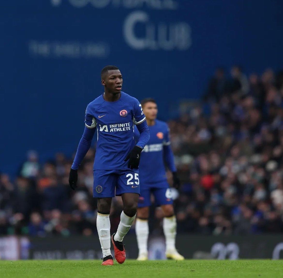 Moisés Caicedo golpeó su asiento y lanzó su abrigo al ser sustituido en ...