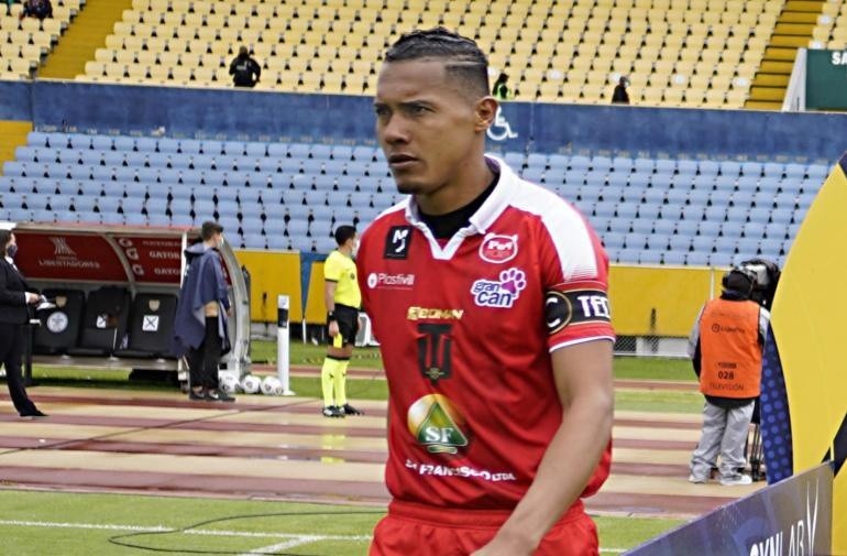 Eddie Guevara se desmaya tras recibir un golpe en la cabeza en pleno ...